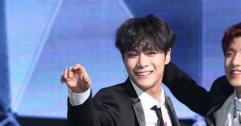 [포토엔hd] 아스트로 문빈 소년미 넘치는 미소