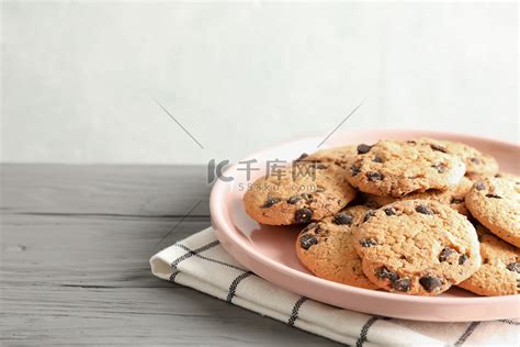 木桌上放着巧克力饼干和文字空间的盘子高清摄影大图 千库网