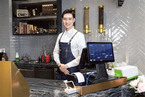 커피 숍 바리 스타가 커피를 소개합니다 이미지 사진 501423400 무료 다운로드