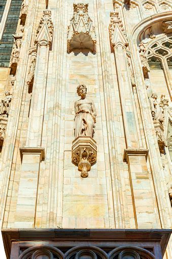 고딕 양식의 첨탑과 흰색 대리석 동상밀라노 대성당 두오모 디 밀라노의 외관 밀라노 롬바르디아 이탈리아의 광장에 최고의 관광 명소 오래된 고딕 양식의 건축과 예술의 광각 보기