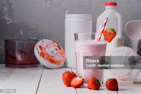 흰색 나무 배경에 딸기 단백질 쉐이크 가벼운 테이블에 딸기와 신선한 밀크 쉐이크 딸기 스무디 한 잔 가득 찬에 대한 스톡 사진 및 기타 이미지 Istock