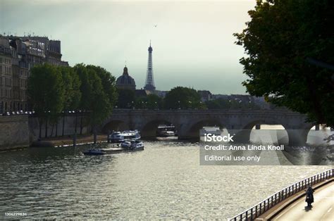 세인 강과 퐁 노이프 프랑스 연구소 에펠탑 배경 여름 일몰을 감상할 수 있는 파리 시티스케이프 강둑에 대한 스톡 사진 및 기타
