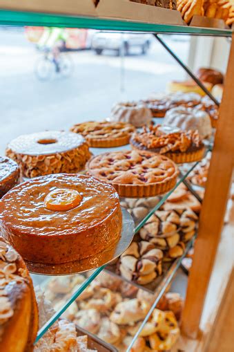 전통적인 유럽 빵집 가게 인테리어 케이크 패스트리 및 빵 창 디스플레이 0명에 대한 스톡 사진 및 기타 이미지 0명 감귤류 과일 고기 파이 Istock