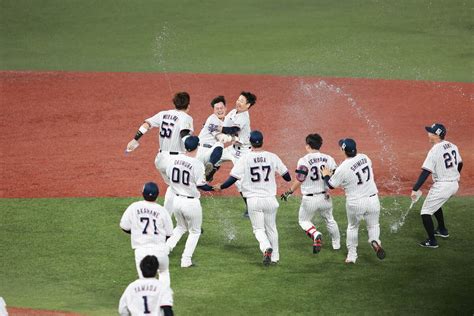 【ヤクルト】ルーキー丸山和郁がサヨナラ優勝打！雄平サヨナラ打以来7年ぶりの神宮v スポーツ報知