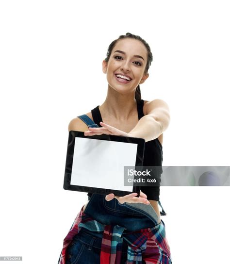 전체 길이1 인정면 보기1819세 성인의 카메라를 보고 아름 다운 흑발긴 머리포니테일 코 카 서 스 여성젊은 여성 앞서 흰색