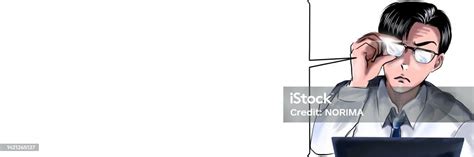 검은 머리와 안경을 쓴 회사 직원이 양복과 넥타이를 착용하고 의심스러운 눈부심이있는 컴퓨터를 쳐다 보며 그것을 보는 컬러 만화