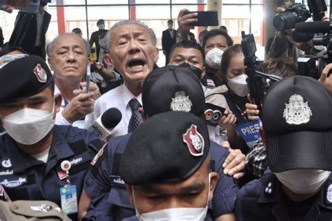 หวิดปะทะ คู่กัด “ชูวิทย์ สันธนะ” เจอหน้าที่สภา ตำรวจสกัดวุ่น “เฮียชู” ตะโกนด่ายับ “สันธนะ” โต้