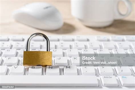 흰색 컴퓨터 키보드의 금속 자물쇠 데스크톱 키패드의 닫힌 잠금장치입니다 컴퓨터 및 인터넷 보안을 유지하여 기밀 데이터 개념을 저장합니다 높은 키 이미지 공간을 복사합니다 0