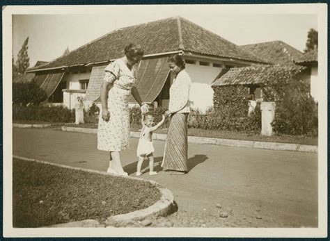 Louise En Ron Abram Met Baboe Inlands Kindermeisje Batavia Ca 1938 Tossa De Mar Foto Mar