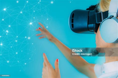 메타버스 가상 현실 가상 공간 탐색 디지털 개체와 상호 작용 3차원 형태에 대한 스톡 사진 및 기타 이미지 3차원 형태 가상현실 가상현실 시뮬레이터 Istock