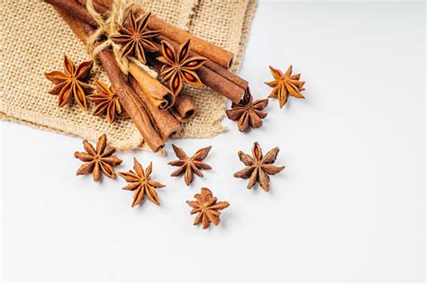 계피 스틱과 스타 아니스 향신료 에 흰색 배경 클로즈업 흰색 배경에 계피와 아니스 뜨거운 음료 멀드 와인을 만들기위한 향신료 공간을 복사합니다 여유 공간 갈색에 대한 스톡