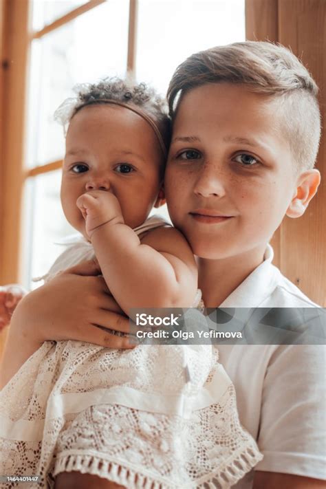 솔직한 친절한 인종 간 가족 백인 소년과 창문 근처의 거무스름한 아기 여동생의 초상화 2명에 대한 스톡 사진 및 기타 이미지 2명 8 9 살 가까운 Istock