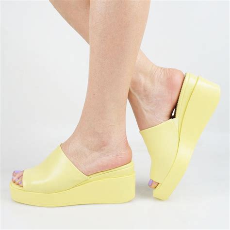 Стильні жовті шльопанці шльопанці сабо на платформі — ціна 600 грн у каталозі Босоніжки Купити