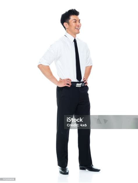 사이드 뷰 프로필 보기 전체 길이 1 남자 만 2029 세 성인 잘 생긴 사람들 중국 민족 동아시아 민족 남성 젊은 남자 관리자 실업가 비즈니스 맨 앞에 서 있는 정장을