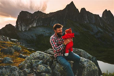 가족 아버지 Wth 아이 하이킹 야외 산 여행 휴가 남자 와 유아 아기 건강 한 라이프 스타일 모험 여행 노르웨이 사랑에 대한 스톡 사진 및 기타 이미지 Istock