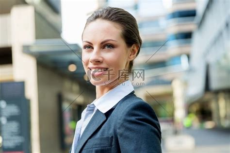 室外微笑的商界女强人画像。美女中年男性高清摄影大图 千库网
