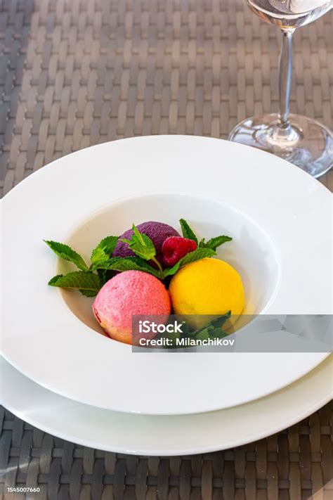 다양한 다채로운 아이스크림 피스타치오 너트 딸기 레몬 초콜릿 바닐라 민트 0명에 대한 스톡 사진 및 기타 이미지 0명 과일 구 Istock