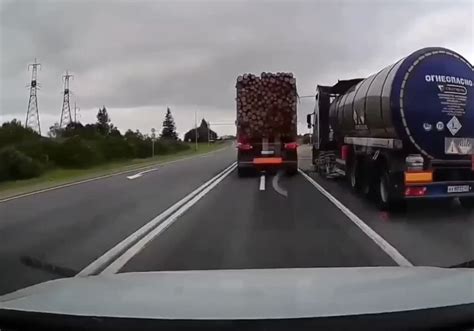 Друг человека On Twitter Красивое в Ленобласти Бензовоз подрезает фуру с бревнами