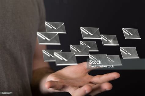 이메일 기호의 3d 렌더링 및 흐릿한 배경에 남성 손과의 네트워크 통신 3차원 형태에 대한 스톡 사진 및 기타 이미지 3차원 형태 가상현실 개념 Istock