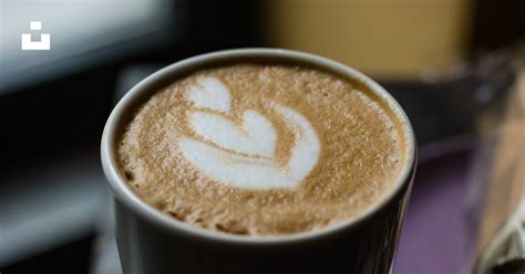 블랙 세라믹 머그에 담긴 갈색과 흰색 커피 사진 Unsplash의 무료 네덜란드 이미지