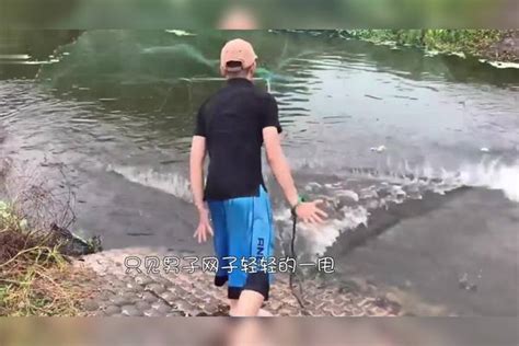 小金鱼绝食好几天主人担心用牙签扒开鱼嘴一看赚大发了