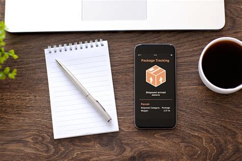 나무 테이블에 화면에 배달 패키지를 추적 애플 리 케이 션 전화 감각 지각에 대한 스톡 사진 및 기타 이미지 감각 지각