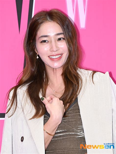 이민정 꽃미소와 함께 포즈 [포토엔hd] 뉴스인코리아