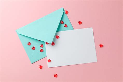 빨간 마음과 사랑의 편지입니다 엽서에 텍스트가 있는 빈 템플릿입니다 분홍색 배경에 녹색 봉투입니다 모형 0명에 대한 스톡 사진 및 기타 이미지 Istock