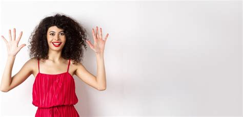 Schönes Weibliches Model Mit Lockigem Haar Das Ein Rotes Kleid Trägt