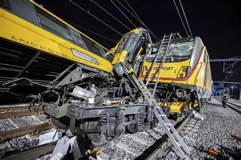 At Least 4 People Killed 23 Injured After Trains Collide In The Czech