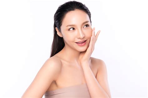 초상화 아름 다운 젊은 아시아 여자 깨끗 한 신선한 맨 피부 개념입니다 아시아 소녀 아름다움 얼굴 스킨 케어 및 건강 웰빙 얼굴 치료 완벽한 피부 자연 메이크업 흰색 배경에