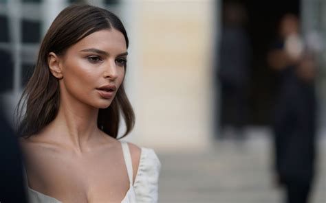 Download Wallpaper Look Pose Model Actress Model Hair Actress Emily Ratajkowski Section