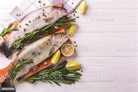 해산물입니다 두 개의 원시 무지개 말 라임와 절인 로즈마리 건강한 식생활에 대한 스톡 사진 및 기타 이미지 건강한 식생활 고기 날것 Istock