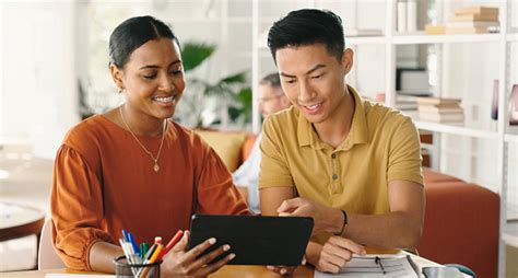 태블릿 계획 및 스타트업 경력의 젊은이들 직업 인턴십 협업 및 행복한 온라인 팀워크 소셜 미디어 프로젝트를 위한 디지털 기술에 대한 창의적 다양성 및 여성 남성 또는 직원