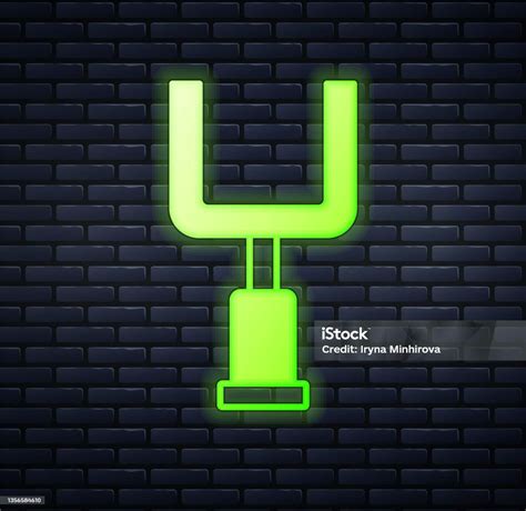 벽돌 벽 배경에 고립 된 빛나는 네온 미식 축구 목표 게시물 아이콘 벡터 Championship에 대한 스톡 벡터 아트 및 기타 이미지 Championship 경기