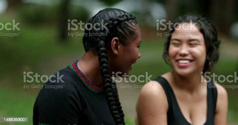 두 명의 다양한 친구가 함께 웃고 웃고 있습니다 혼합 인종 여자 친구는 외부에서 대화에서 이야기 본격적인 실제 웃음과 미소 2명에 대한 스톡 사진 및 기타 이미지 Istock