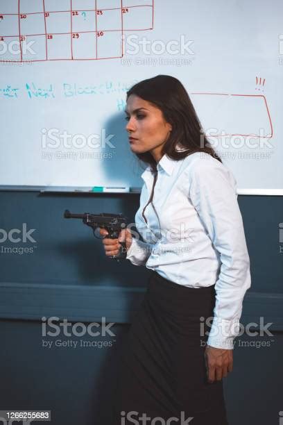 사무실에서 총을 가진 화가 미친 사업가 비즈니스 위기 개념 무기 개념 착색 된 이미지 여자에 대한 스톡 사진 및 기타 이미지 여자 총 컴퓨터 Istock