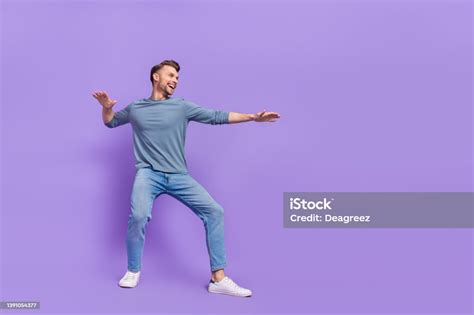 매력적인 멋진 남자의 사진 회색 셔츠를 입고 빈 공간 춤을 추며 서핑을 타고 고립 된 보라색 배경 금발 머리에 대한 스톡 사진 및 기타 이미지 Istock