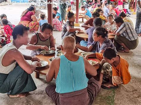 ဆားလင်းကြီးရှိ စစ်ဘေးရှောင် ပြည်သူများကို အစားအသောက်များ ကျွေးမွေးလှူဒ