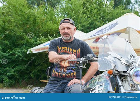 Человек сидит на его мотоцикле Редакционное Фото изображение насчитывающей крышка красиво