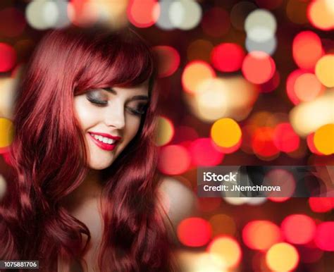 밝은 색 파티 Bokeh 반짝이 배경에 긴 곱슬 머리를 가진 빨강 머리 여자 메이크업 화장품에 대한 스톡 사진 및 기타 이미지 메이크업 화장품 배경 주제 번쩍이는