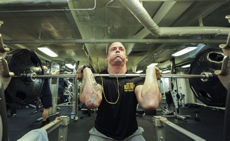 무료 이미지 남자 남성 어린 차량 비행 방 라이프 스타일 적합 체육관 근육질의 연습 힘 무게 리프팅