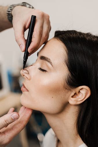 코 성형술 마크 업은 수술 전에 코에 선을 그립니다 코 성형술은 코의 모양을 바꾸고 호흡을 개선하기 위해 코 수술을 재구성하는 것입니다 18 19세에 대한 스톡 사진 및