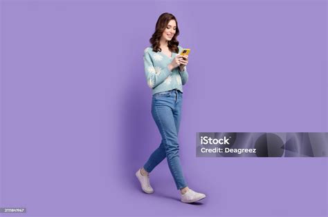 전체 길이 사진 긍정적 인 단 여자 입고 있다 꽃 프린트 카디건 독서 현대 간단한 기계 장치 보행 외딴 보라색 배경 20 24세에 대한 스톡 사진 및 기타 이미지 Istock