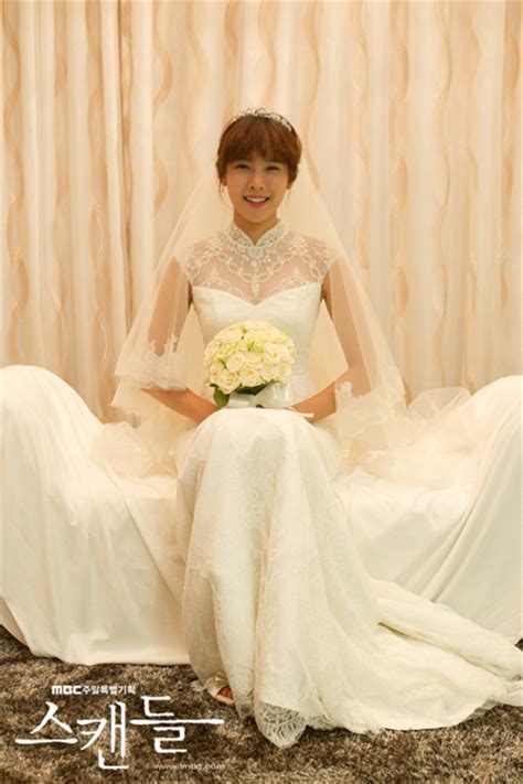 귀여운 과속 신부 조윤희 웨딩드레스 입다
