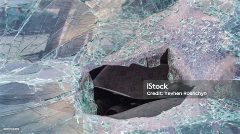 자동차 사고로 앞 유리가 깨졌습니다 차의 앞 유리가 깨졌습니다 깨진 방풍 자동차 사고 자동차 사고 깨진 유리를 교체하기 위해 창문 수리 회사가 찾아올 것입니다 거리에 대한