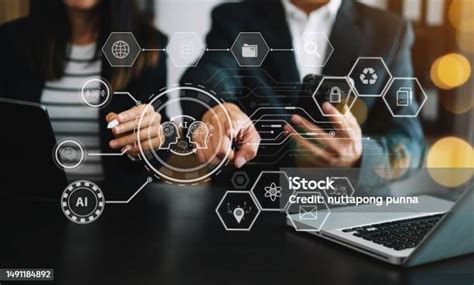 스마트폰 지능 Ai에서 챗봇을 사용하는 남자와 여자 Openai 생성에서 개발한 Ai 인공 지능과 채팅하세요 온라인 시스템의 로봇 사무실에서 2명에 대한 스톡 사진 및 기타