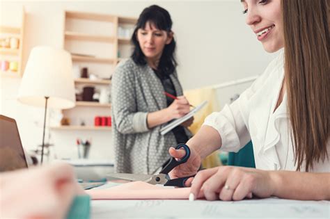 두 양 장점 여자의 봉 스튜디오에서 프로세스를 작업 소기업을 바느질 Seamester입니다 의류 디자이너 팀 바느질 하 고