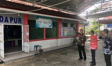 Kalapas Muara Enim Kontrol Kebersihan Dapur Dan Pembagian Makanan Bagi