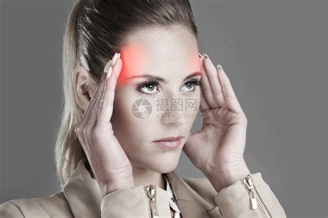 灰色背景头痛的女商人照高清图片下载 正版图片503047710 摄图网